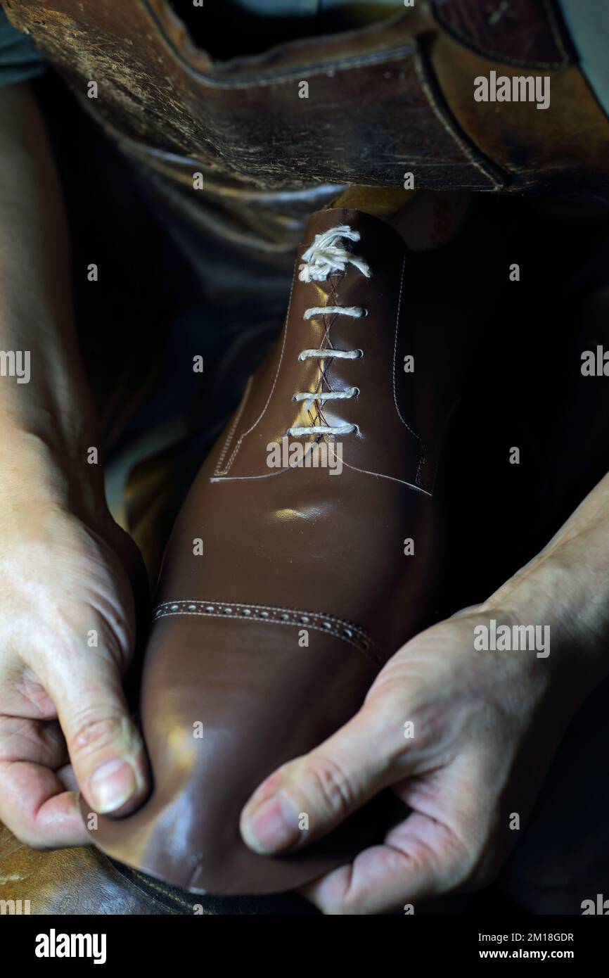 Geschichte der stiefel und schuhe -Fotos und -Bildmaterial in hoher ...