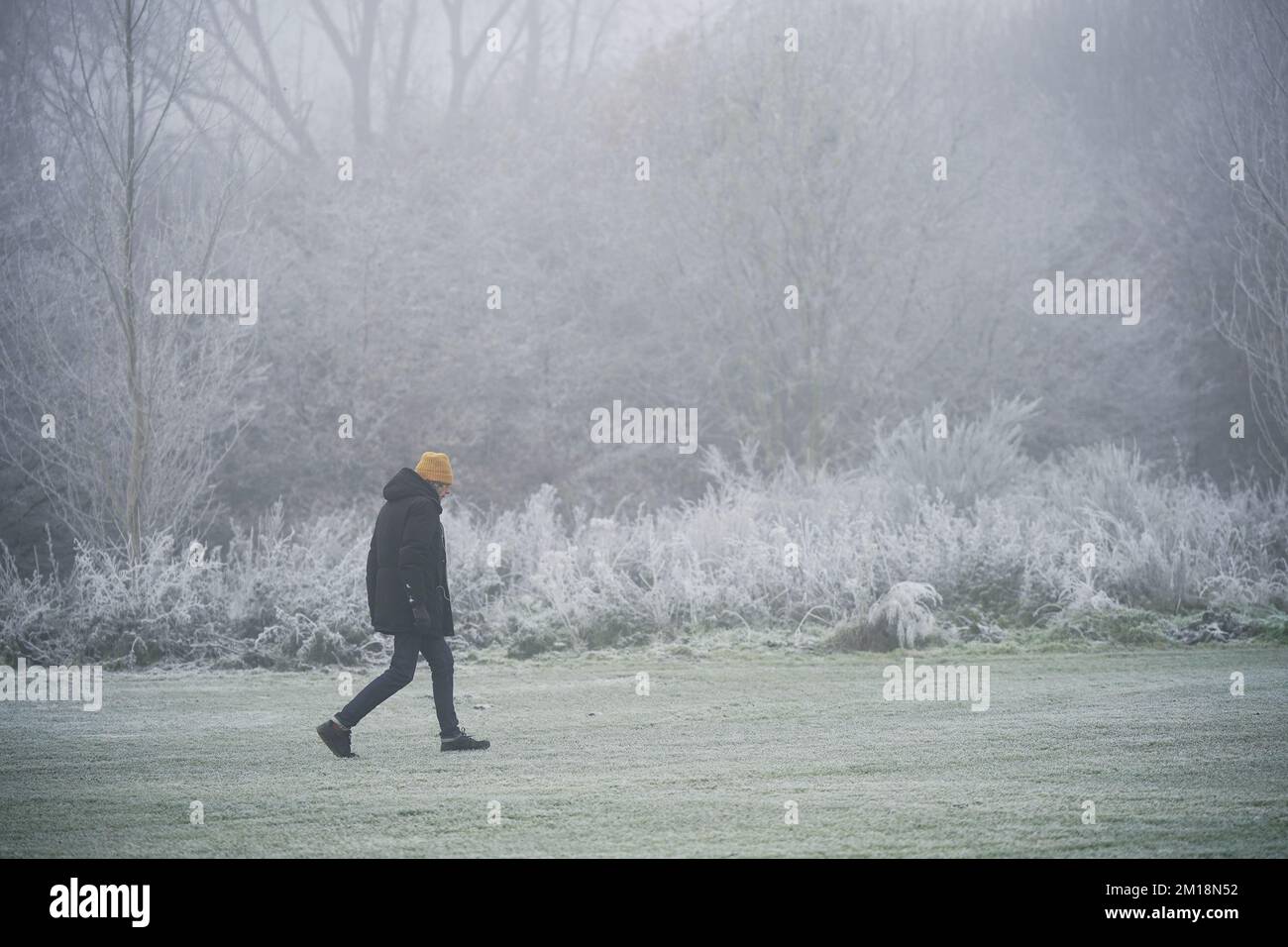 Leute, die auf Hackney Marshes in London spazieren gehen. Schnee und ...