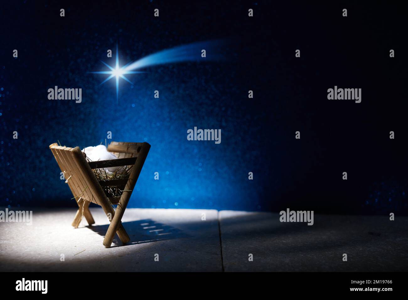 Die Geburt Jesu, leere Krippe bei Nacht mit hellen Lichtern ...