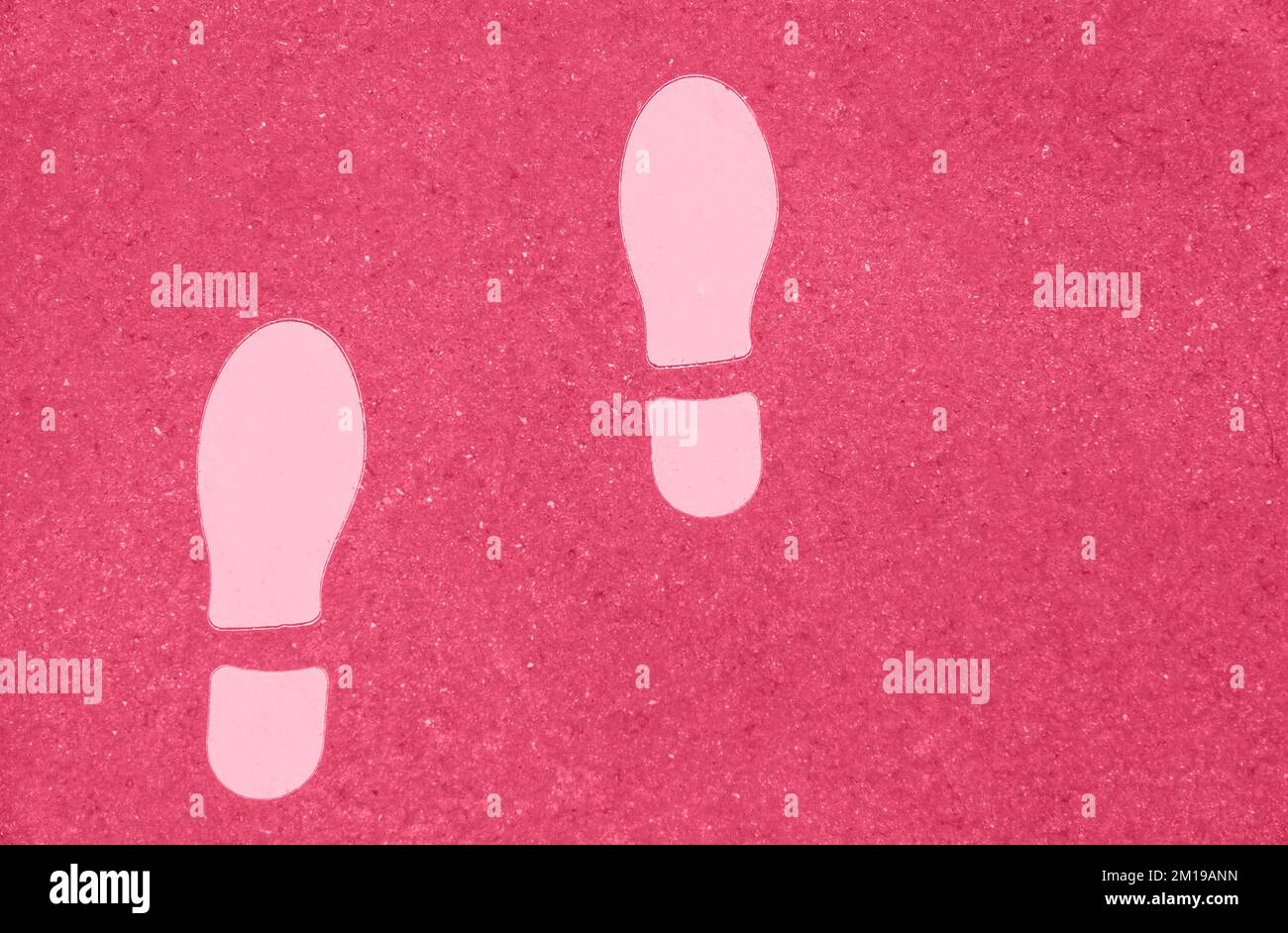 Pinkfarbene Fußabdrücke oder Fußschritte auf violettem Hintergrund ... Pinkfarbene Fußabdrücke oder Fußschritte auf violettem Hintergrund ...