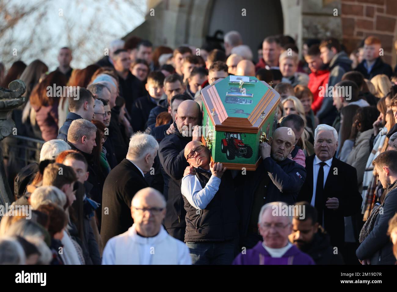 Der Sarg des 15-jährigen Matthew McCallan wird nach seiner Beerdigung ...