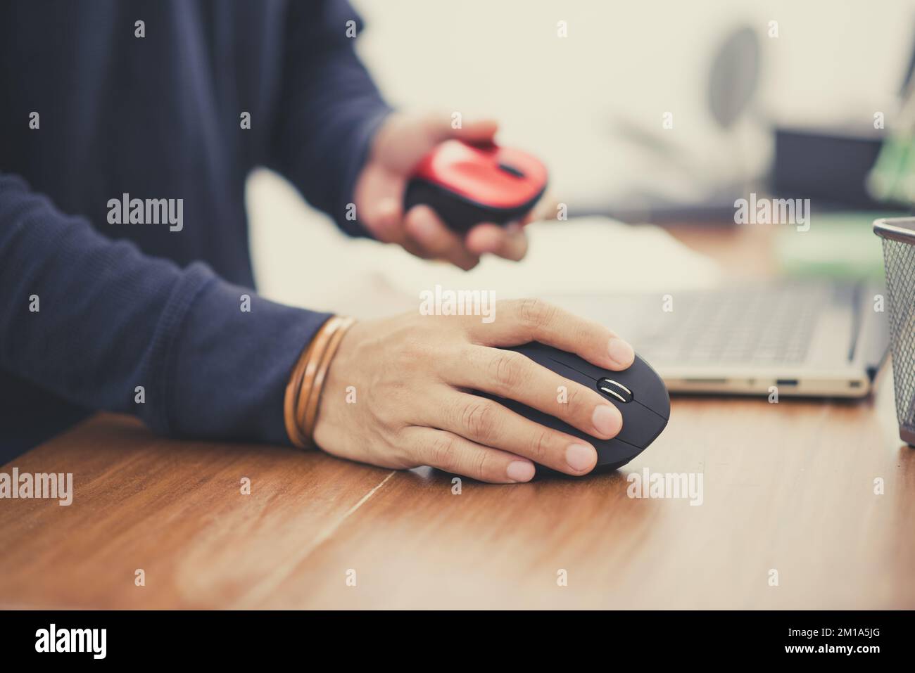 Schwarze vertikale optische Computermaus mit ergonomischem Design ...