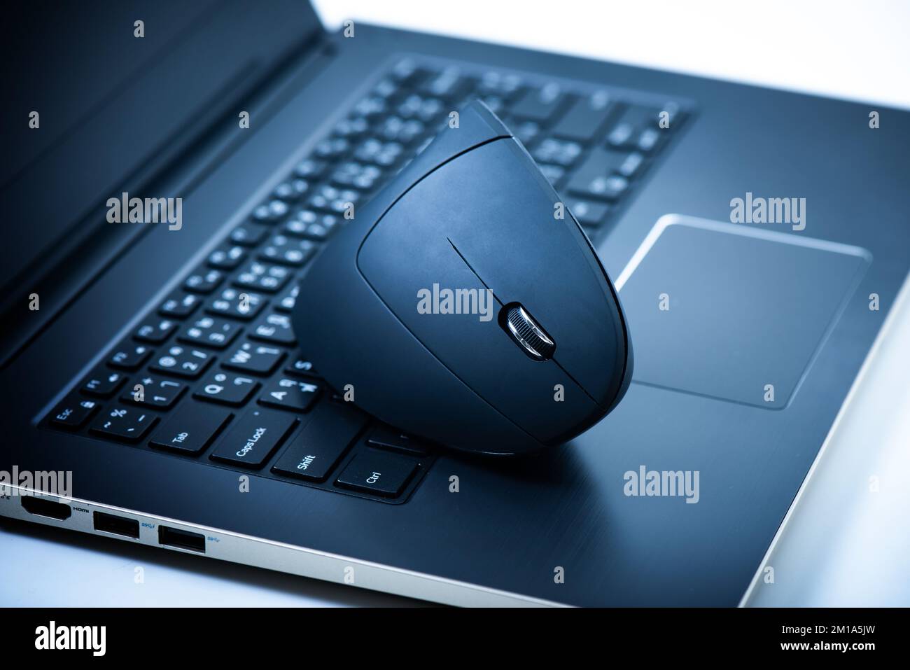 Schwarze vertikale optische Computermaus mit ergonomischem Design ...