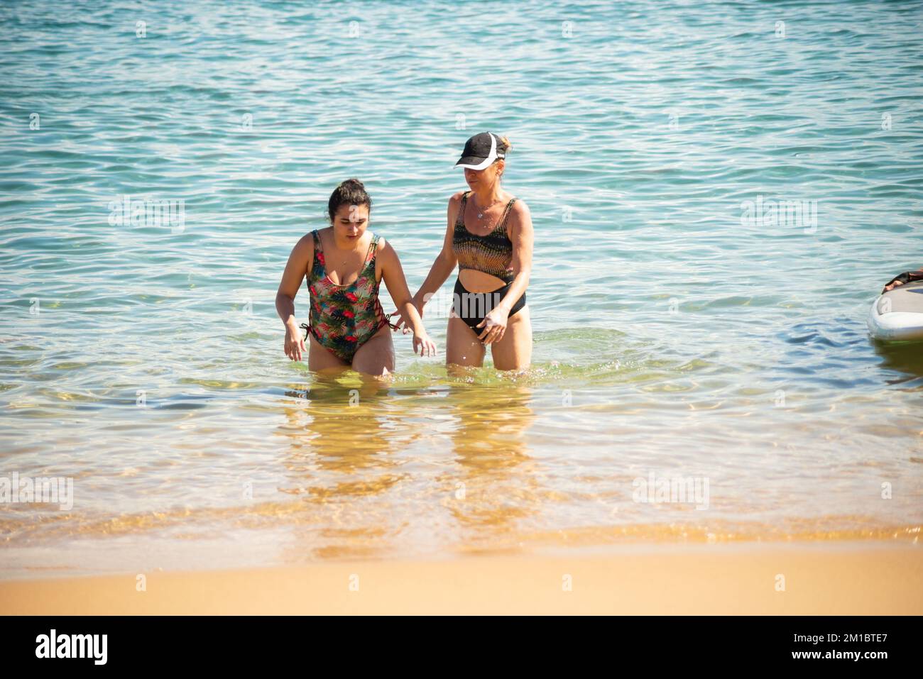 Mutter tochter bikini -Fotos und -Bildmaterial in hoher Auflösung – Alamy