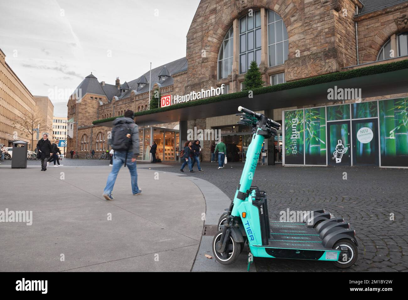 Bild eines Elektrorollers auf dem Bürgersteig einer Straße in Aachen ...