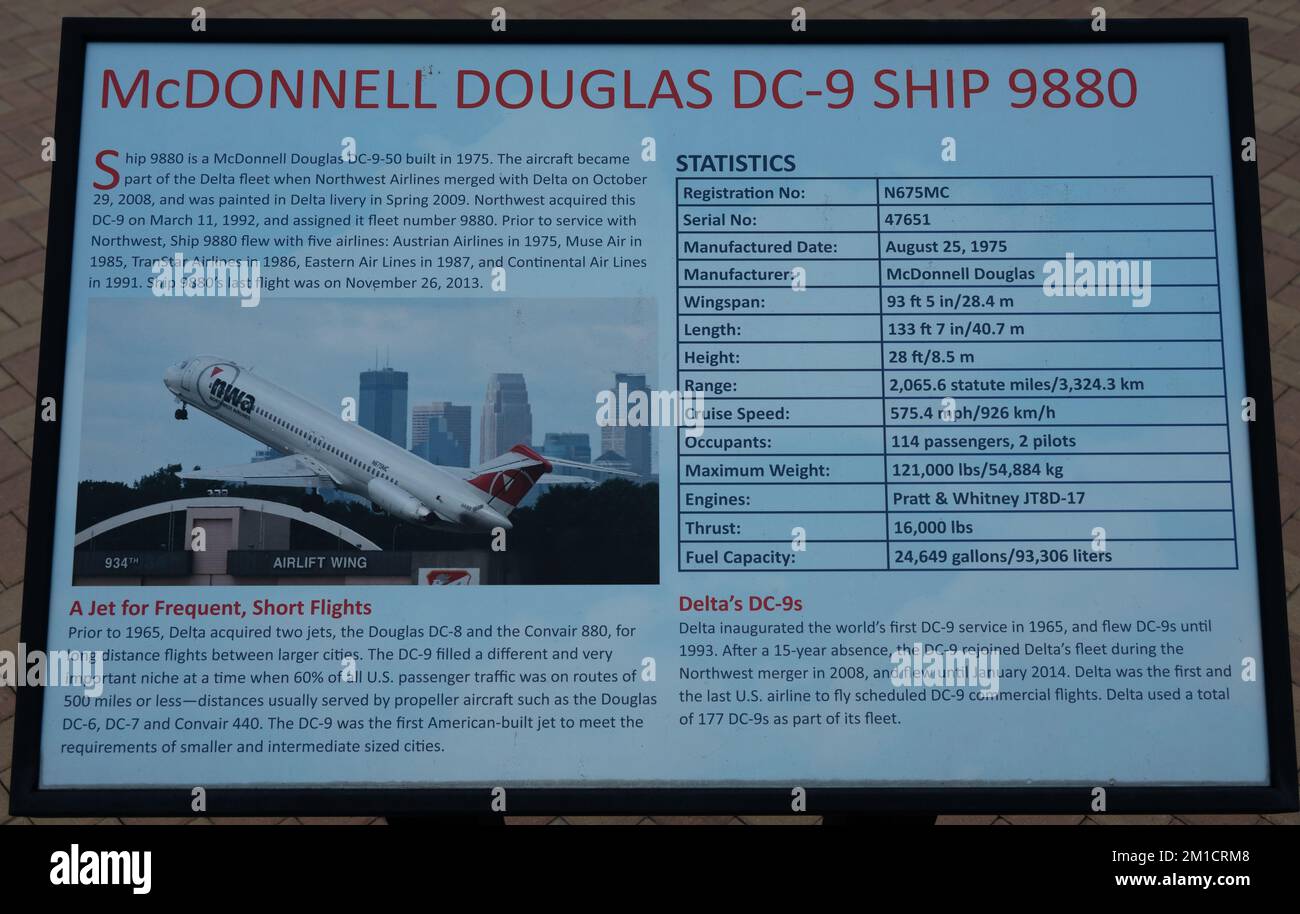 Ein Schild, auf dem die Details von McDonnell Douglas DC-9-Schiff 9880 ...
