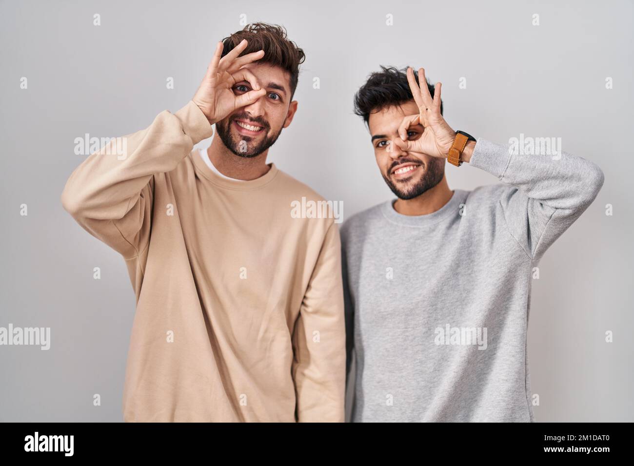 Ein Junges Homosexuelles Paar Das Auf Weißem Hintergrund Steht Und