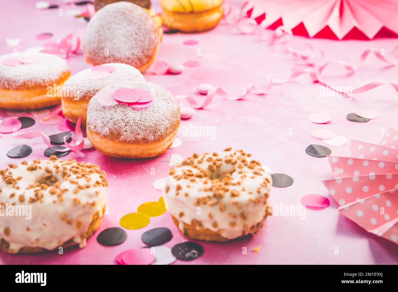Traditioneller Berliner für Fasching und Party. Deutsch Krapfen oder ...
