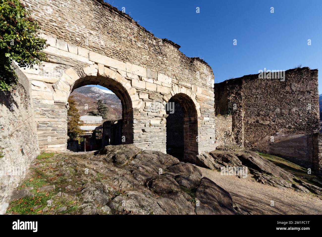 Römisches Aquädukt und der Altar der Kelten mit Schalen und ...