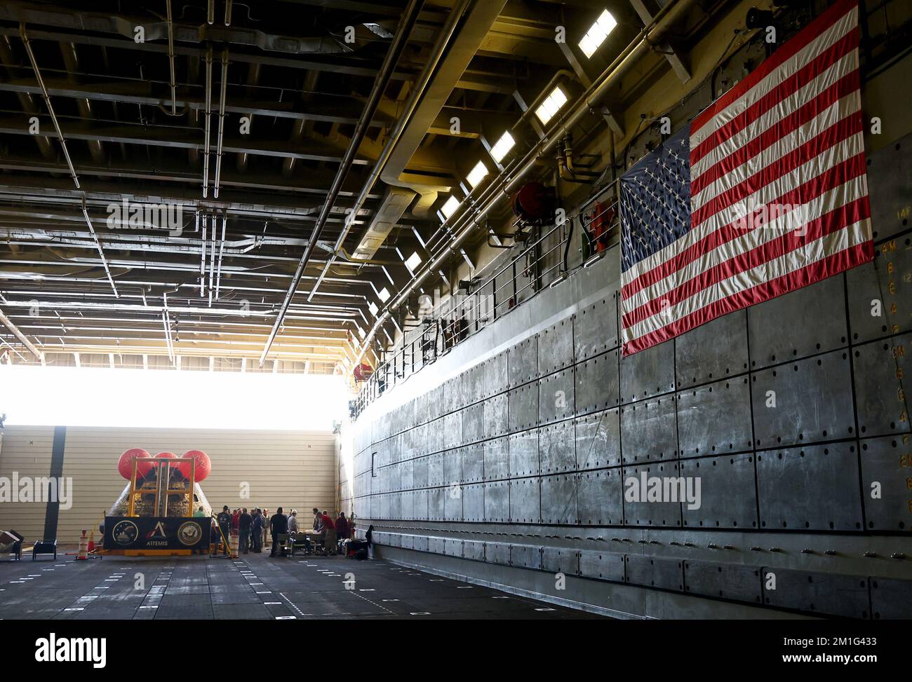 Ein NASA-Ingenieur inspiziert die Orion Capsule auf dem Brunnendeck der ...