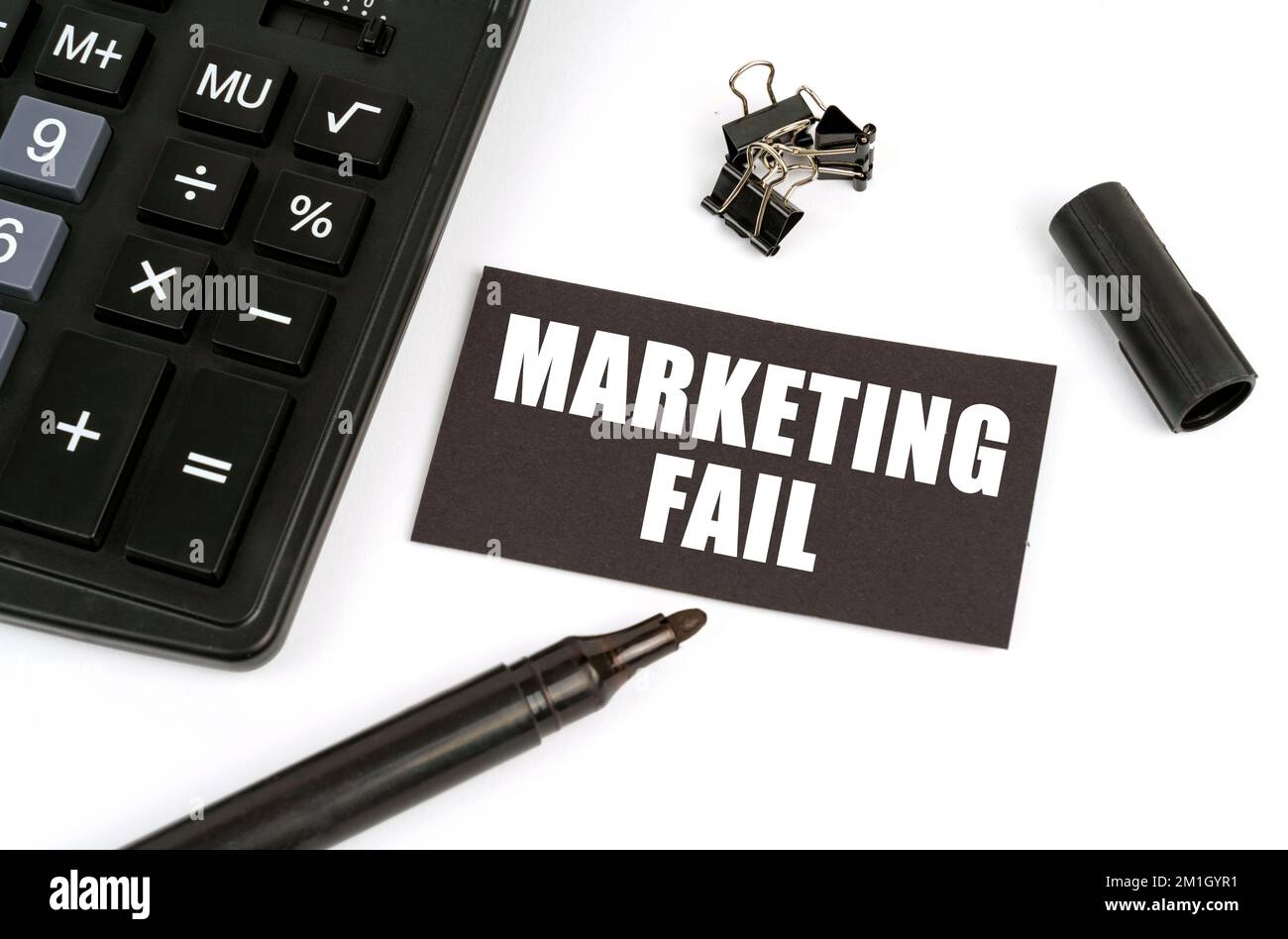 Geschäfts- und Finanzkonzept. Auf einer weißen Tabelle befinden sich ...