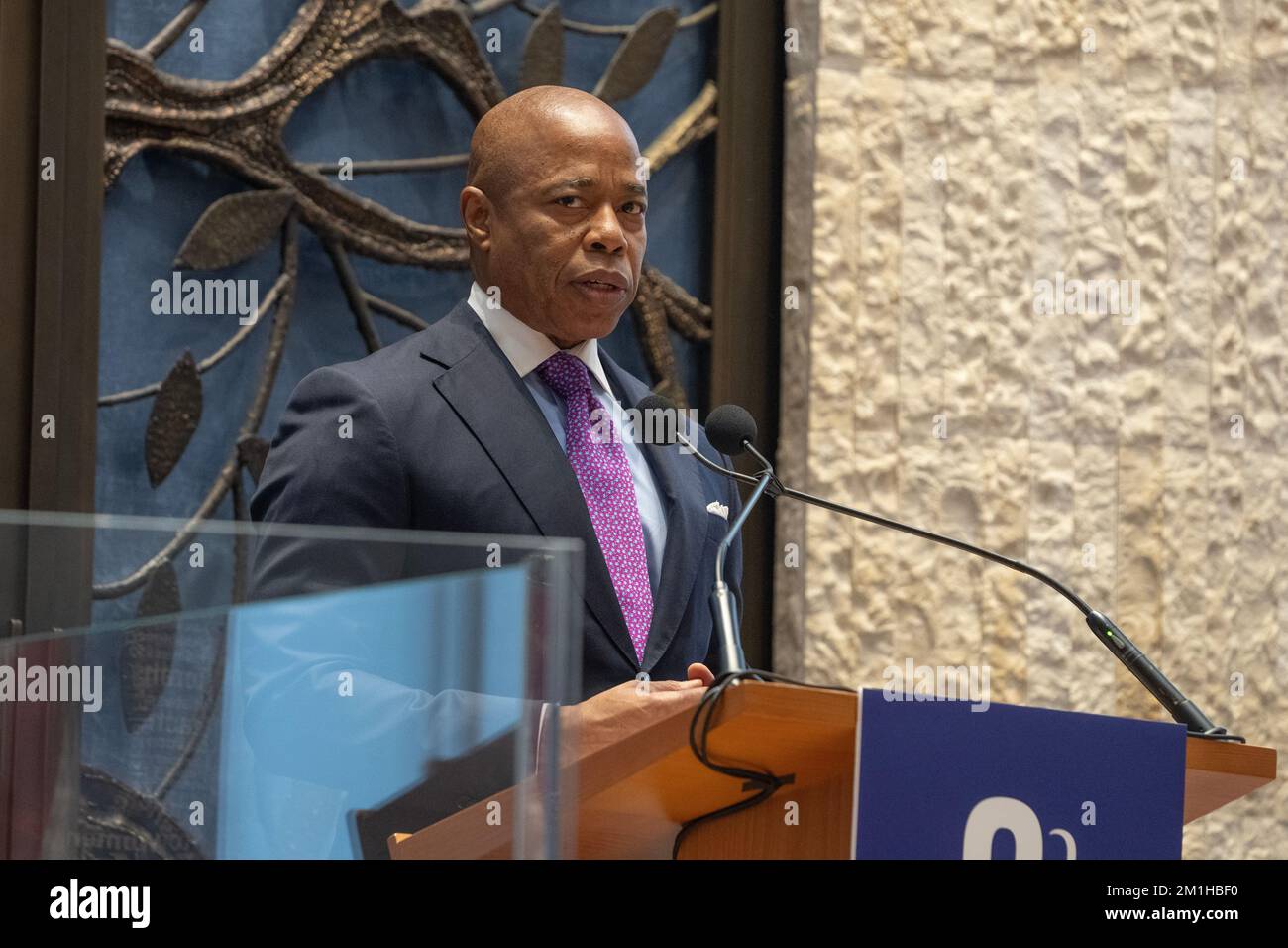 Bürgermeister Eric Adams spricht während des Treffens mit der ...