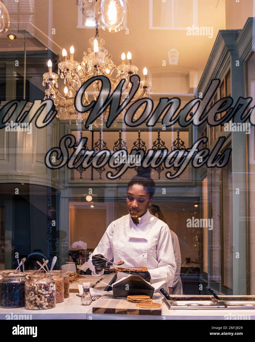 Amsterdam Niederlande 2020. Dezember, Frau, die eine Stroopwafel in ...