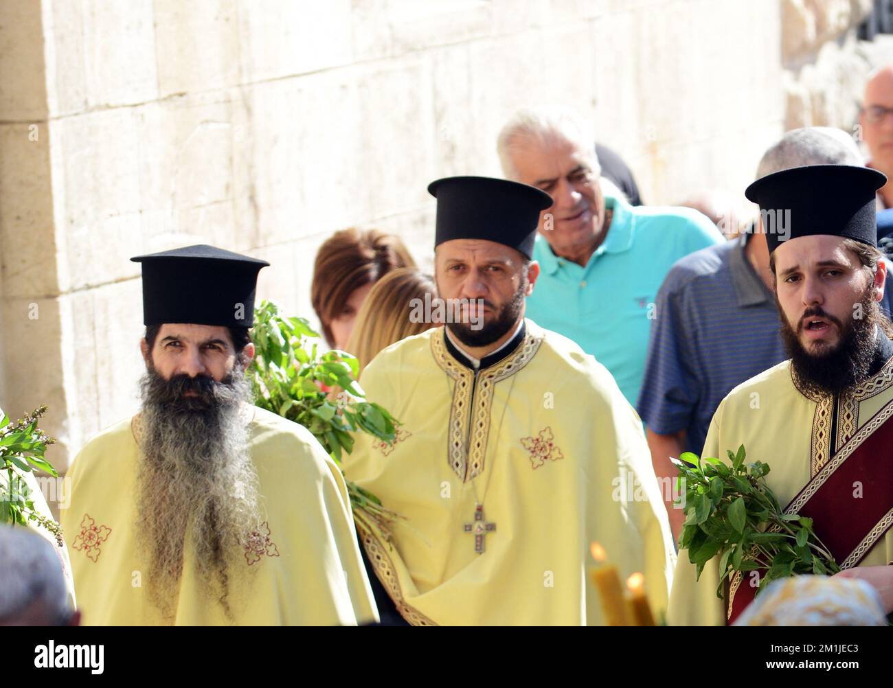 Griechisch-orthodoxe Priester und Nonnen gehen in einer Prozession vom ...
