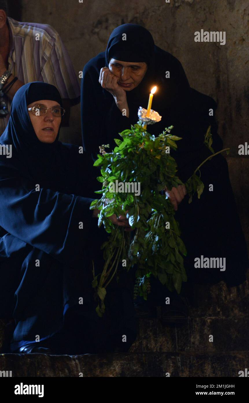 Nonne mit blumen -Fotos und -Bildmaterial in hoher Auflösung – Alamy