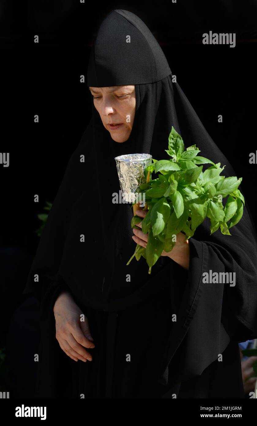 Nonne mit blumen -Fotos und -Bildmaterial in hoher Auflösung – Alamy