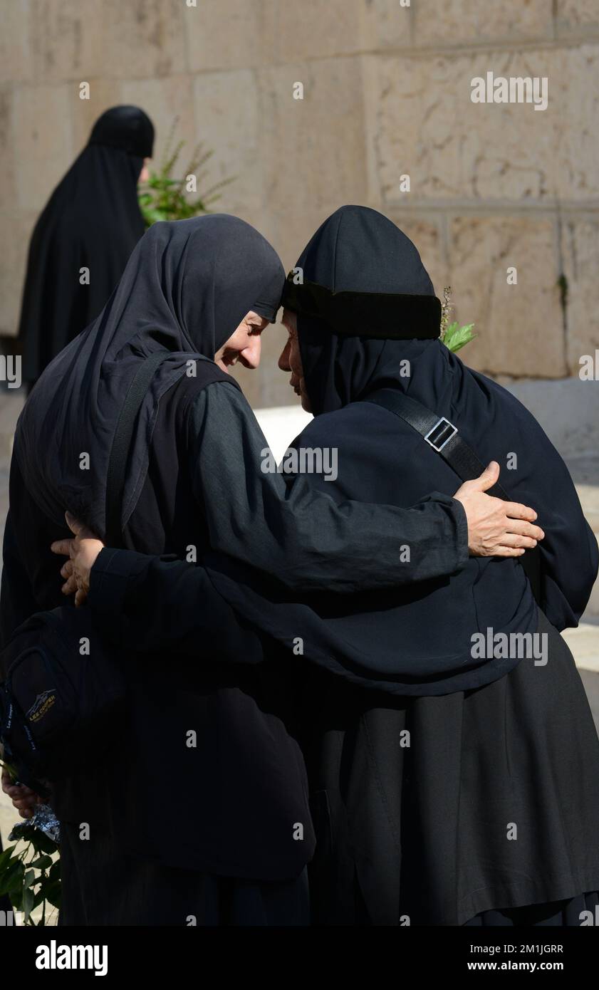 Nonne mit blumen -Fotos und -Bildmaterial in hoher Auflösung – Alamy