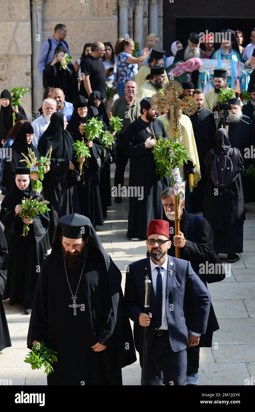 Priester mit statue der jungfrau maria -Fotos und -Bildmaterial in hoher Auflösung – Alamy