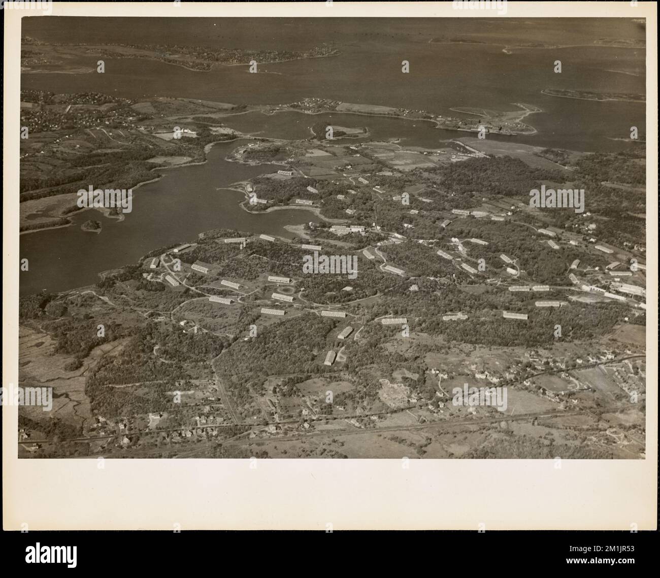 Luftaufnahme des Naval Munition Depot, Magazines Military Buildings ...