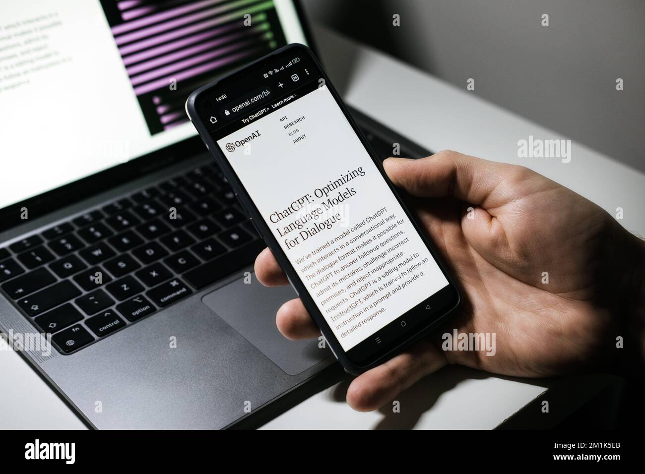 Bildschirm mit ChatGPT-Chat mit KI oder künstlicher Intelligenz. Man ... Bildschirm mit ChatGPT-Chat mit KI oder künstlicher Intelligenz. Man ...
