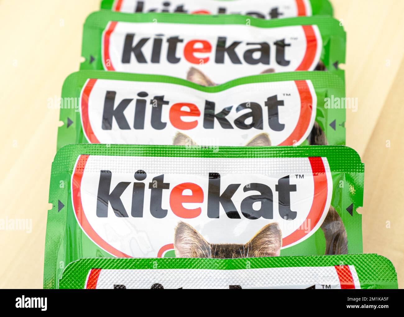 MOSKAU - NOV. 25: Reihen von Packungen mit Kitekat Wet Cat Food Logo in ...