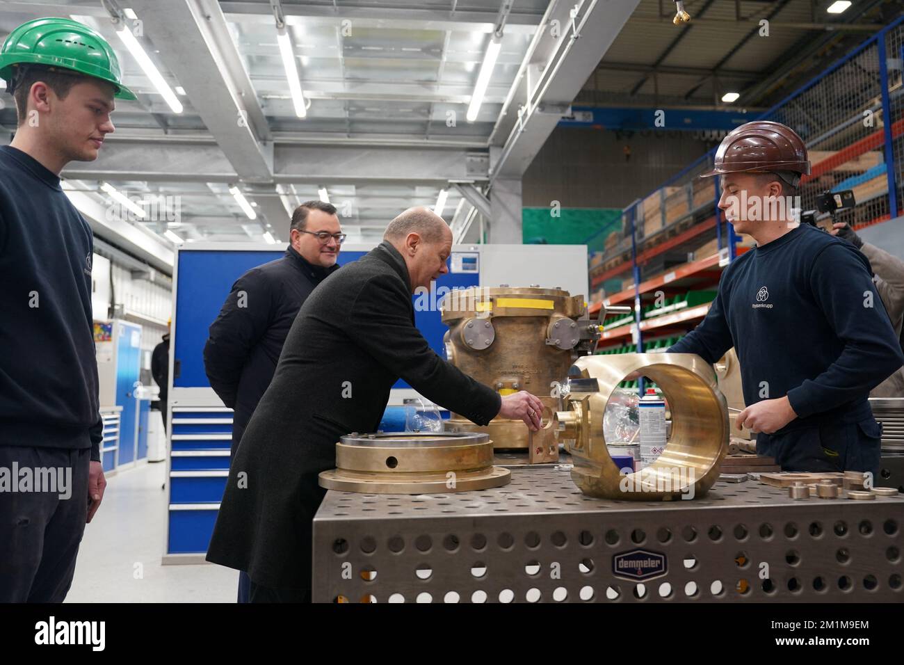 Bundeskanzler Olaf Scholz und CEO von thyssenkrupp Marine Systems ...