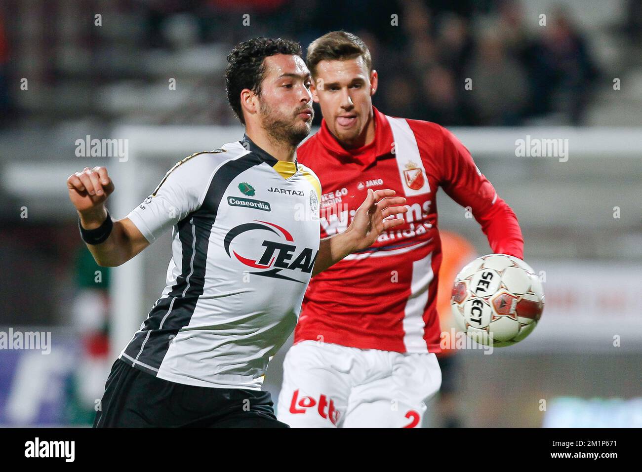 20121124 – MONS, BELGIEN: Koen Persoons von Lokeren und Arnor Angeli ...