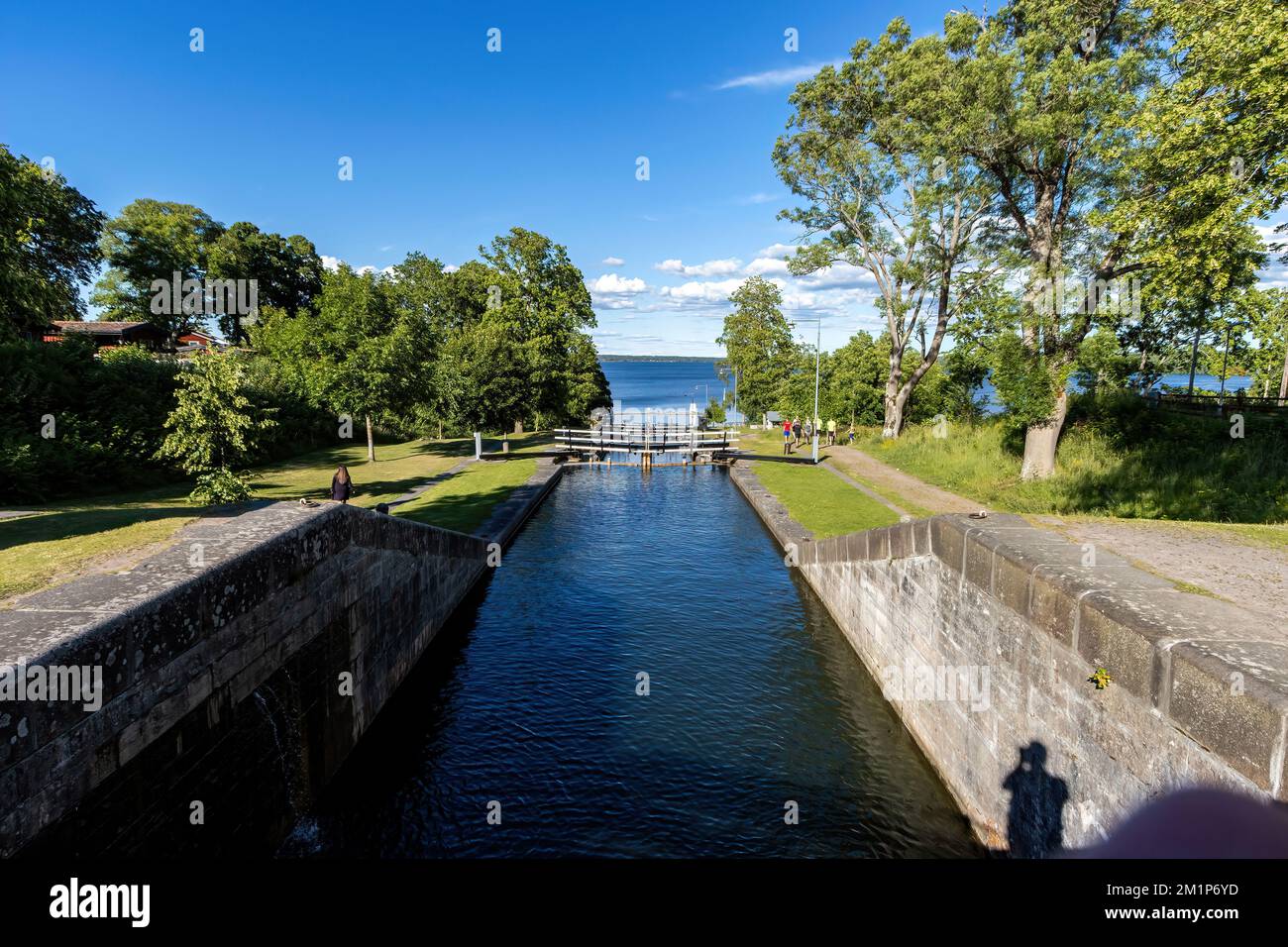 Motala Schweden juli 2022 Luxusboote in Schleusen von Borenshult in ... Motala Schweden juli 2022 Luxusboote in Schleusen von Borenshult in ...