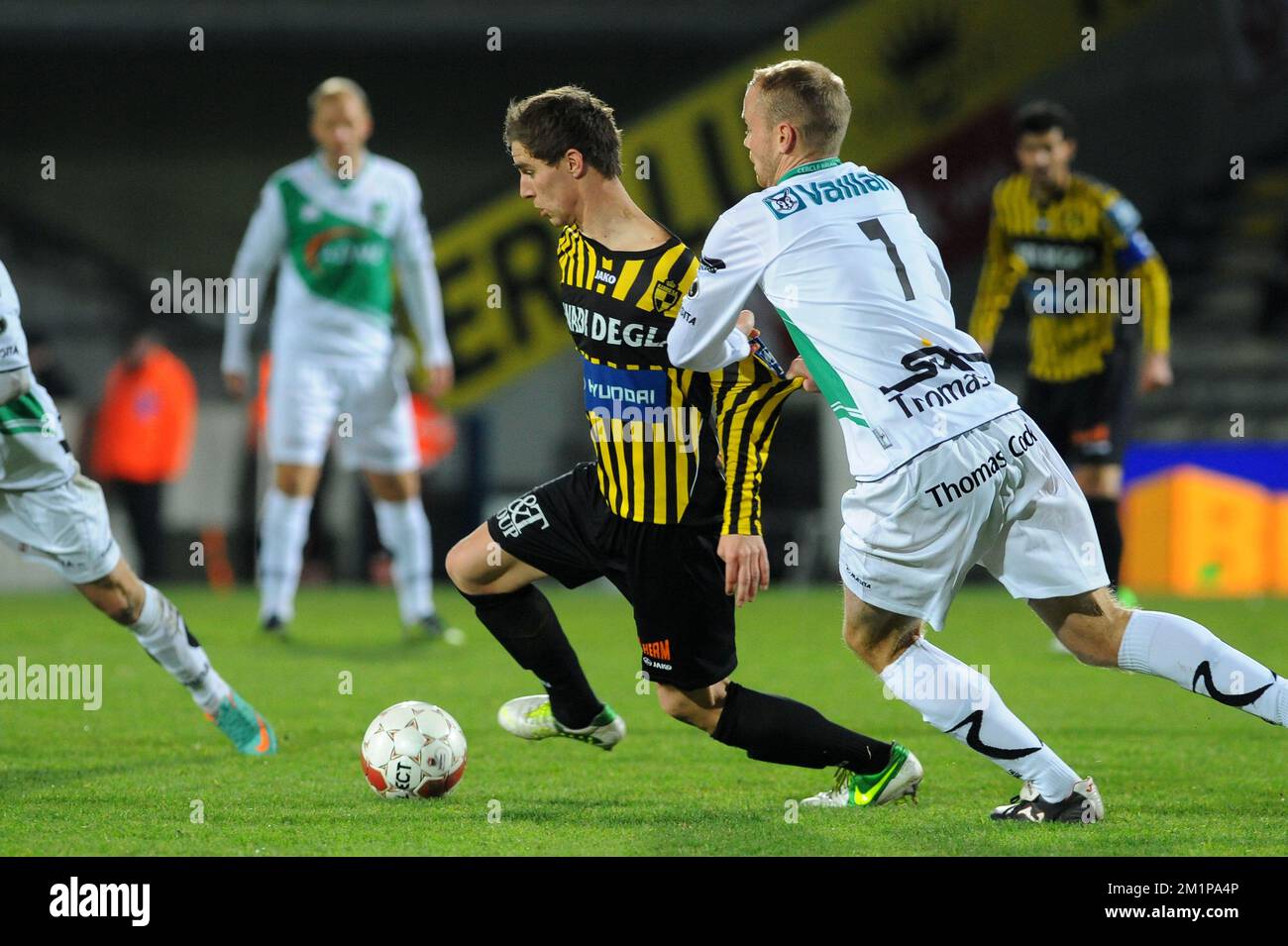 20121215 – LIER, BELGIEN: Lierse's Thomas Wils und Cercle's Tim ...