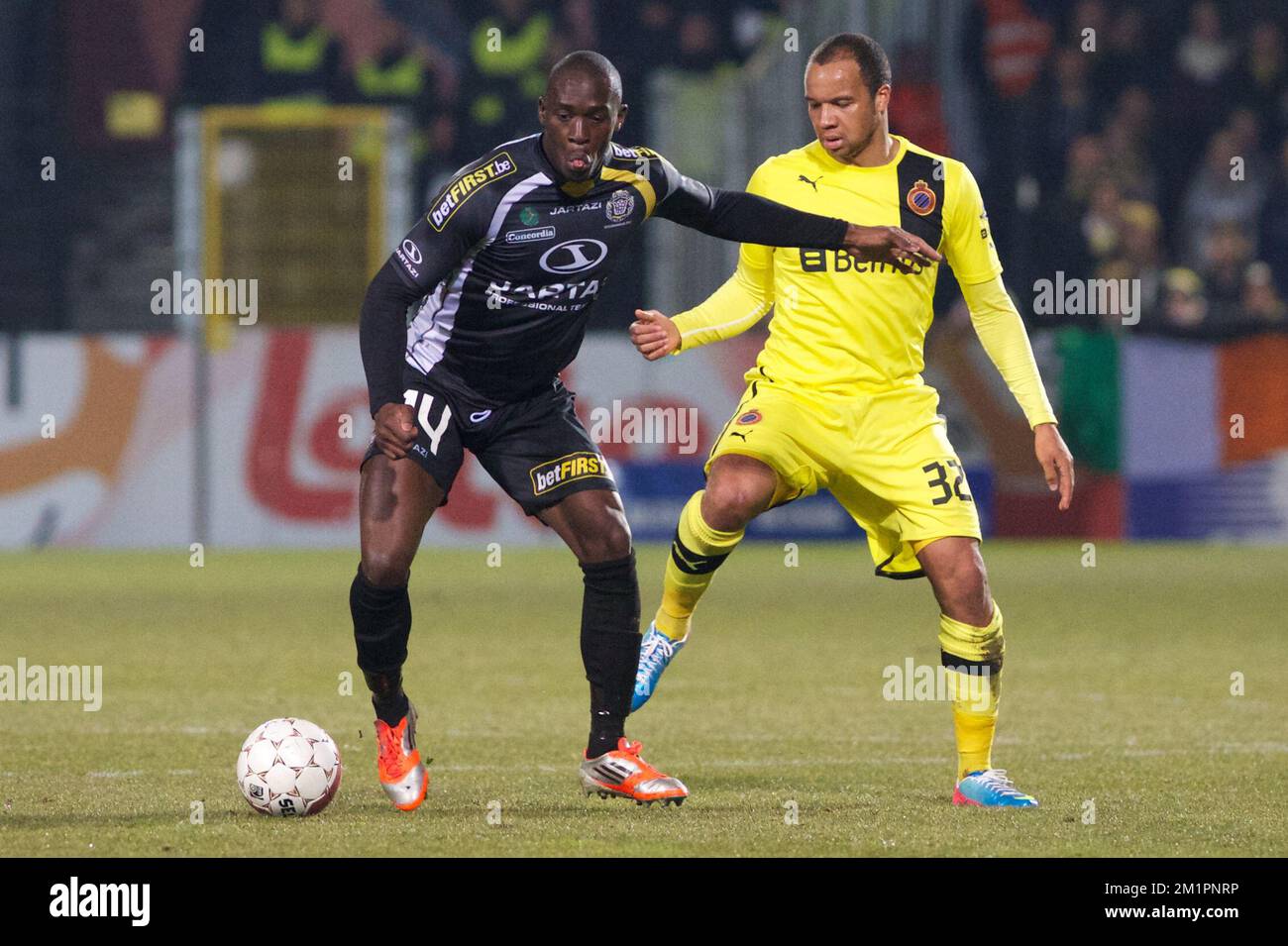 Benjamin Mokulu Tembe von Lokeren und Vadis Odjidja Ofoe von Club ...