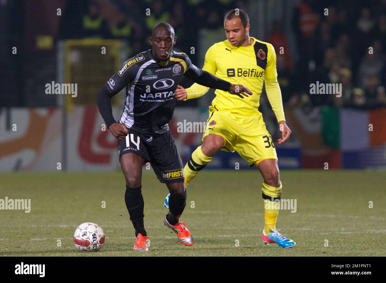 Benjamin Mokulu Tembe von Lokeren und Vadis Odjidja Ofoe von Club ...
