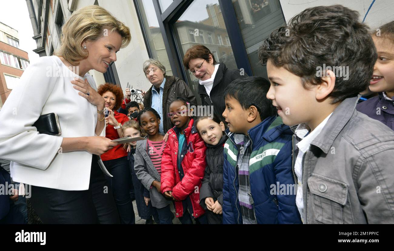 Prinzessin Mathilde von Belgien trifft Kinder nach einem Symposium über ...