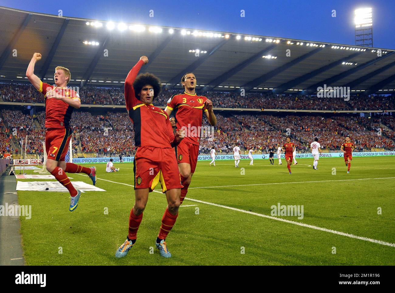 Die belgische Marouane Fellaini feiert das 2-0. Tor zusammen mit Kevin ...