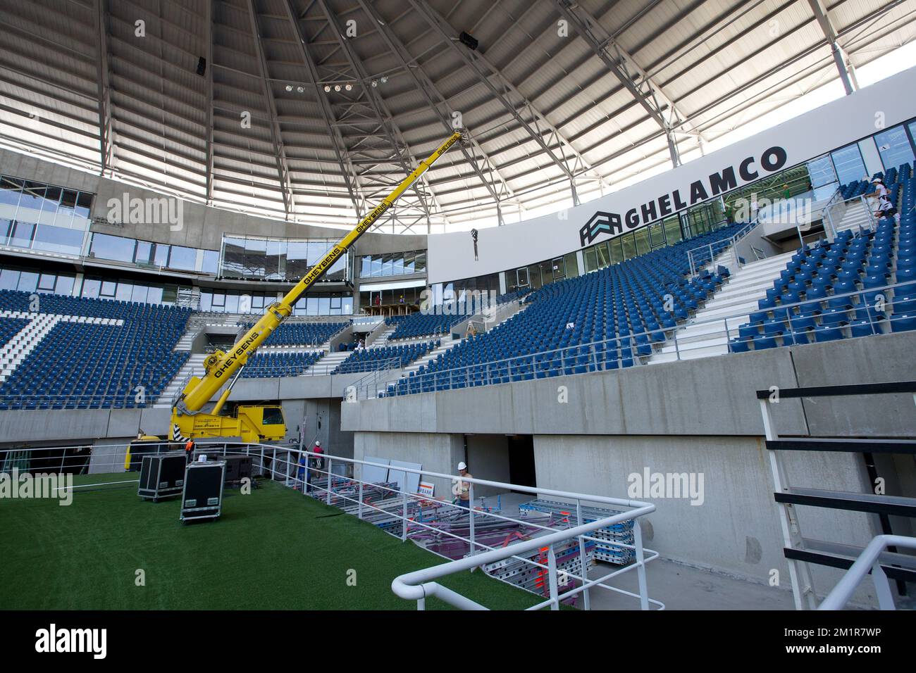 Das Abbildungsbild zeigt einen Kran in der „Ghelamco Arena“, dem neuen ...