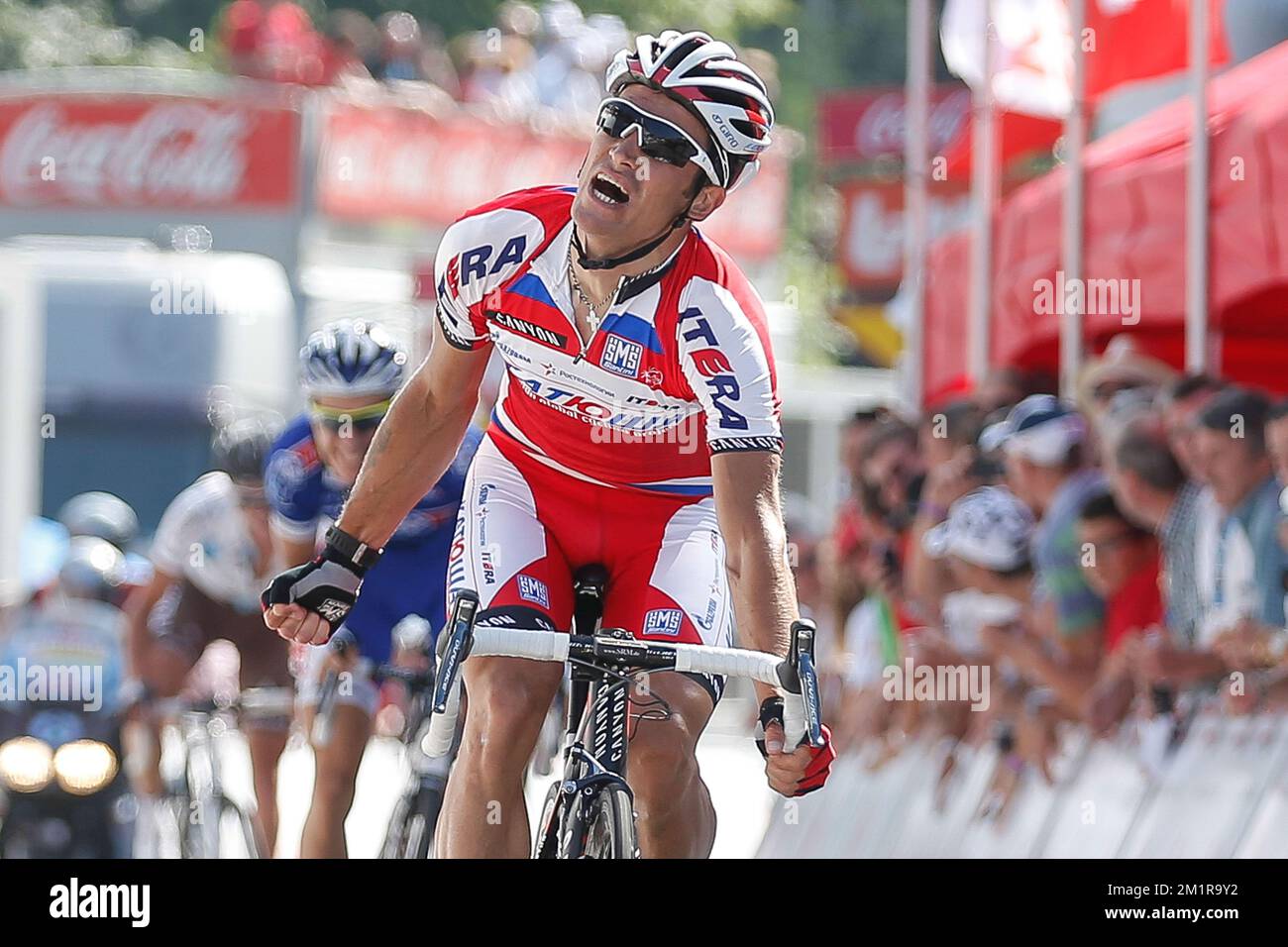 Der russische Alexander Kolobnev vom Team Katusha feiert, dass er die ... Der russische Alexander Kolobnev vom Team Katusha feiert, dass er die ...