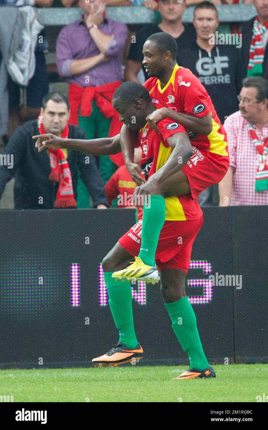 Die Nyasha Mushekwi (L) von Oostende feiert nach einem Tor während des ...