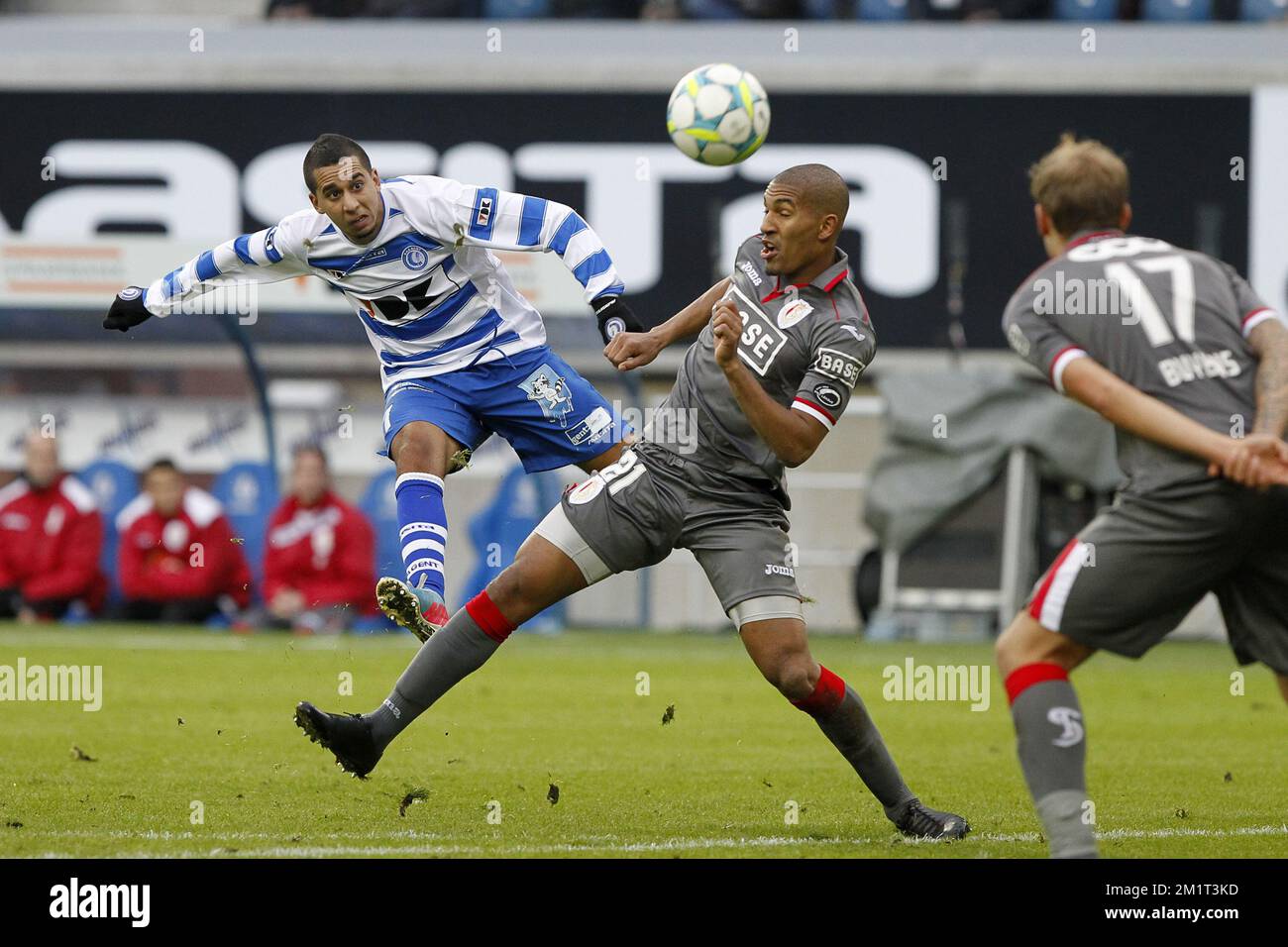 20131103 – GENT, BELGIEN: Gents Yassine El Ghanassy und Standard ...