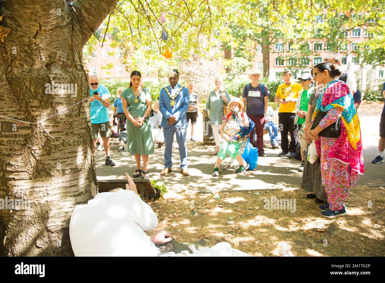 Bürgermeister von Camden, Cllr Nasim Ali, beobachtet eine Stille in der ...