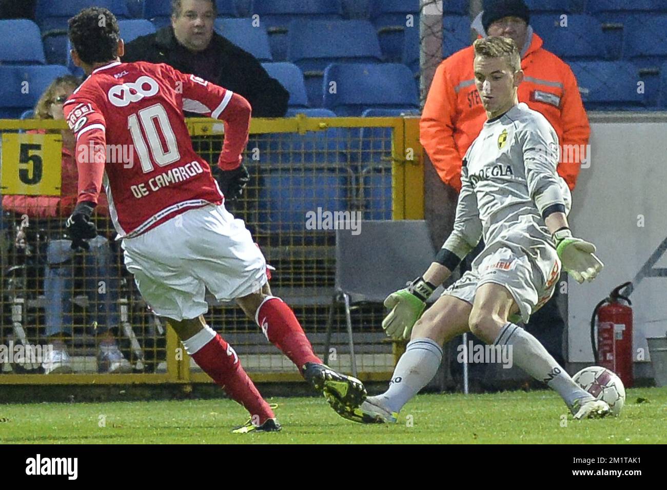 20131201 – LIER, BELGIEN: Standard's Igor de Camargo schießt ein Tor ...