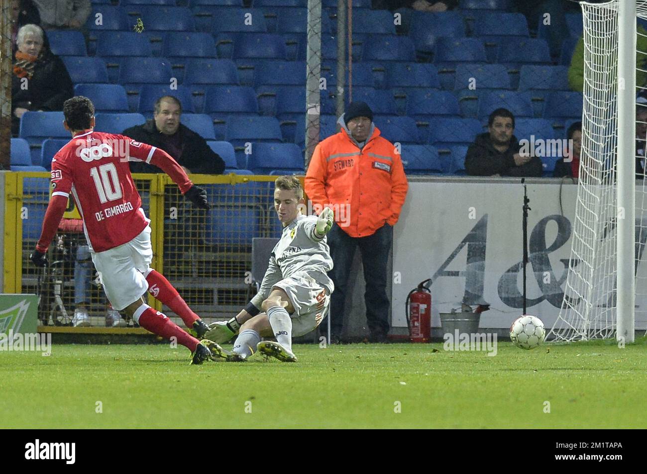 20131201 – LIER, BELGIEN: Standard's Igor de Camargo schießt ein Tor ...