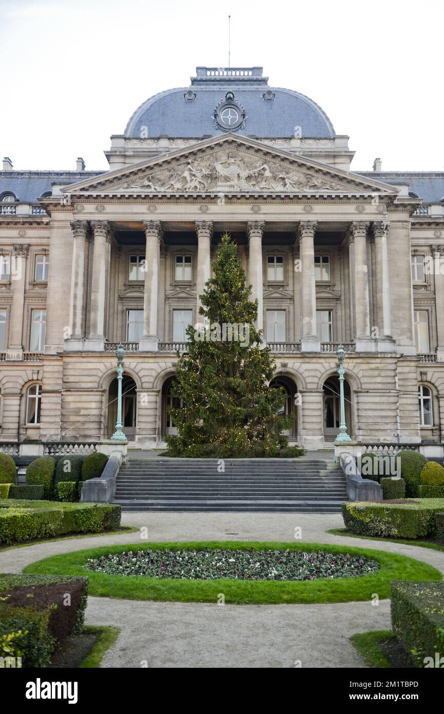 20131209 Uhr - BRÜSSEL, BELGIEN: Abbildung zeigt den Weihnachtsbaum im ...
