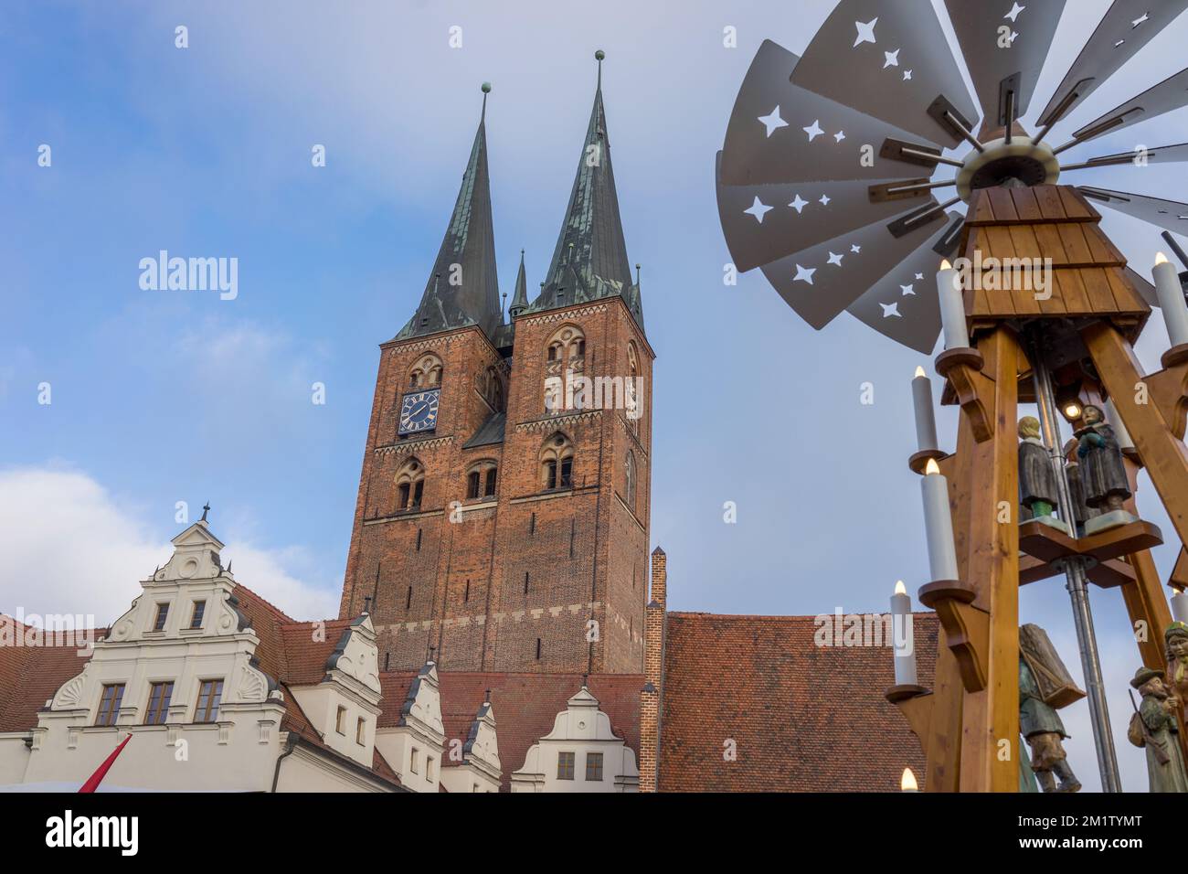 Kirche St. Mary und das Rathaus in Stendal mit der Weihnachtspyramide Stockfotografie - Alamy