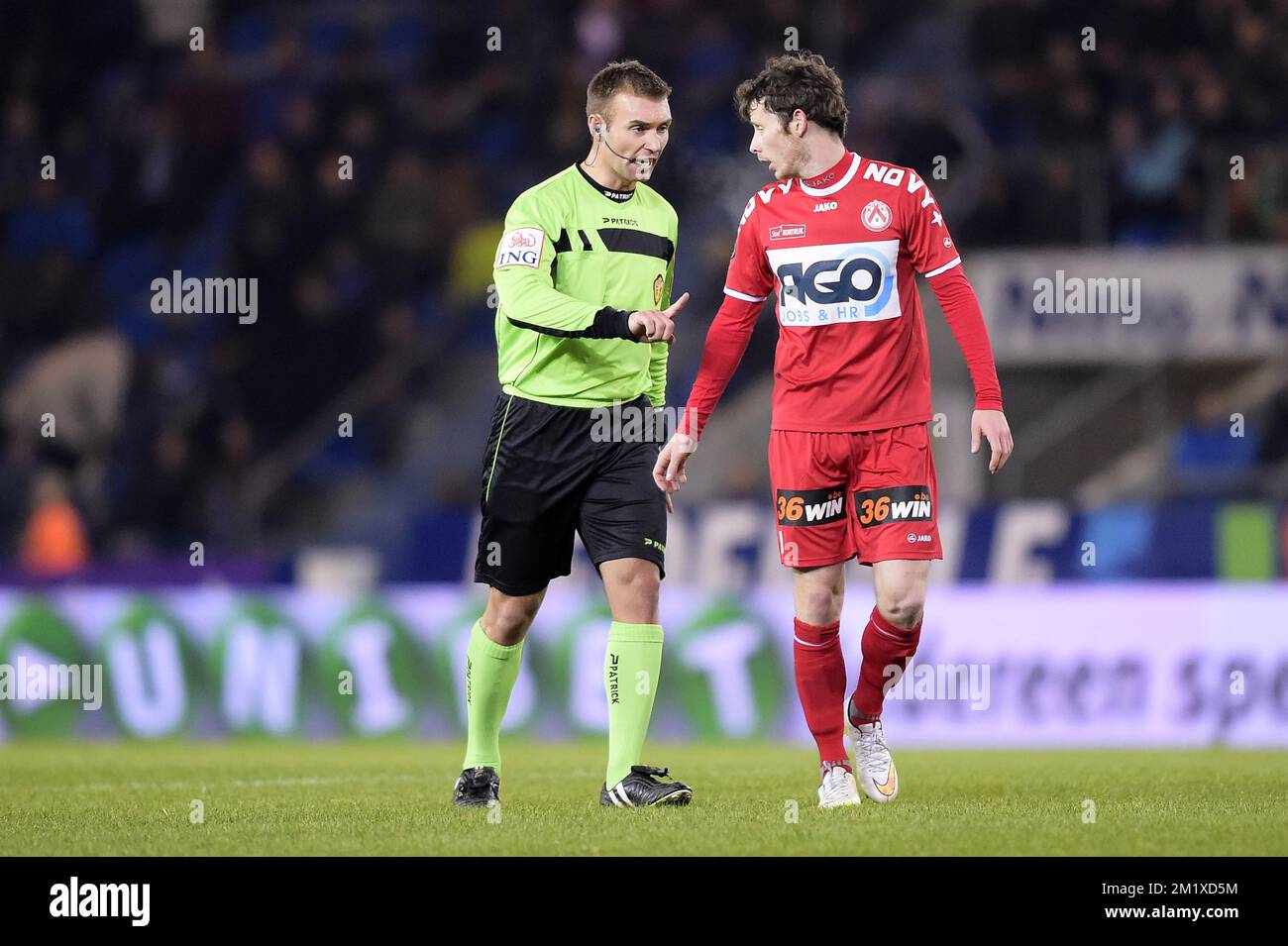 20141213 – GENK, BELGIEN: Schiedsrichter Nicolas Laforge und Thomas ...