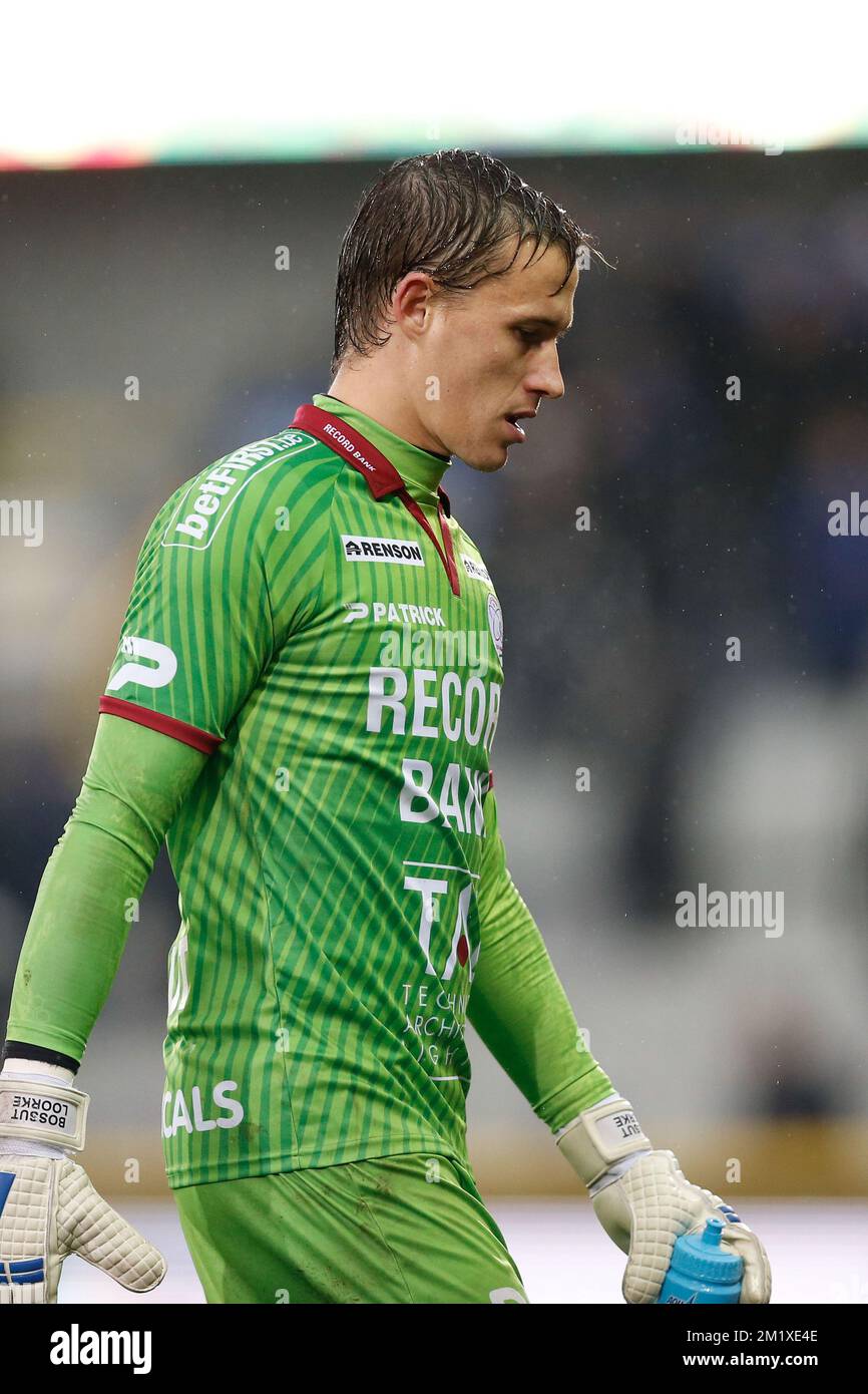 20141207 – BRÜGGE, BELGIEN: Torwart Sammy Bossut von Essevee sieht nach ...