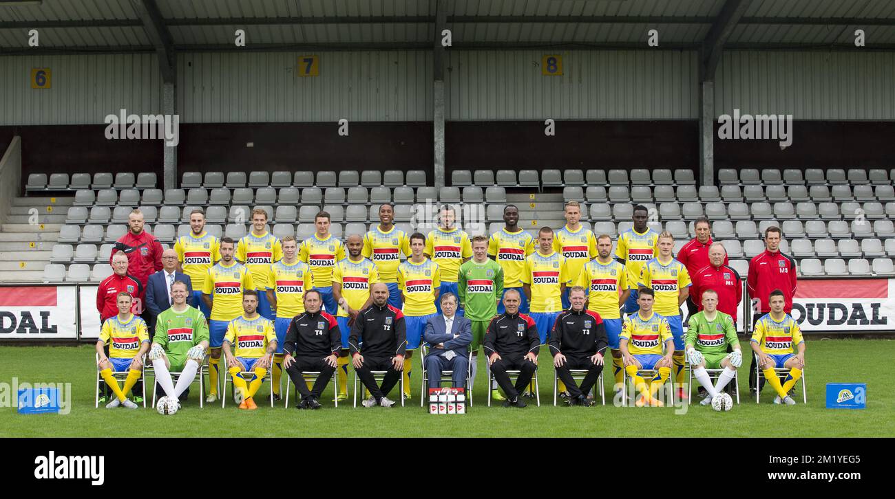 (Erste Reihe L-R) 18 Nils Schouterden, Torwart Kristof Van Hout, Benji ...