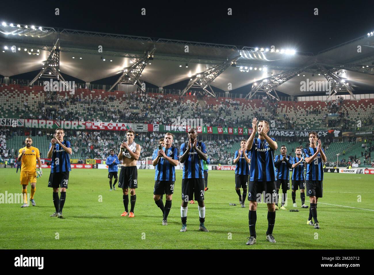 20151022 – WARSCHAU, POLEN: Die Spieler des Clubs werden nach einem ...