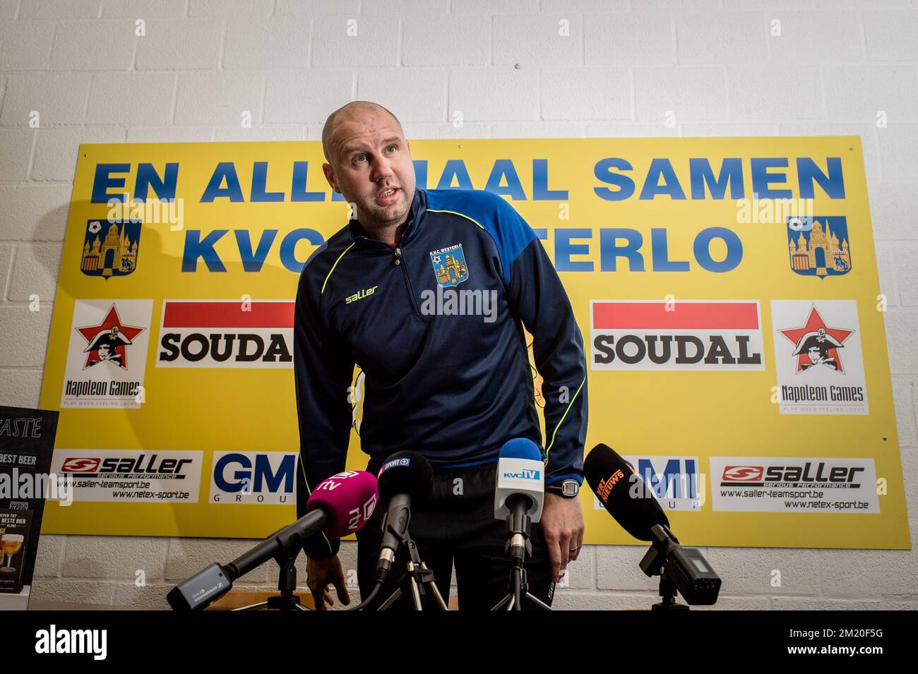 20151127 Uhr: WESTERLO, BELGIEN: Der Cheftrainer von Westerlo, Bob ...