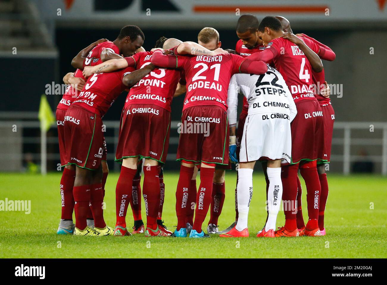 20151201 – GENT, BELGIEN: Die Spieler von Essevee werden vor dem ...