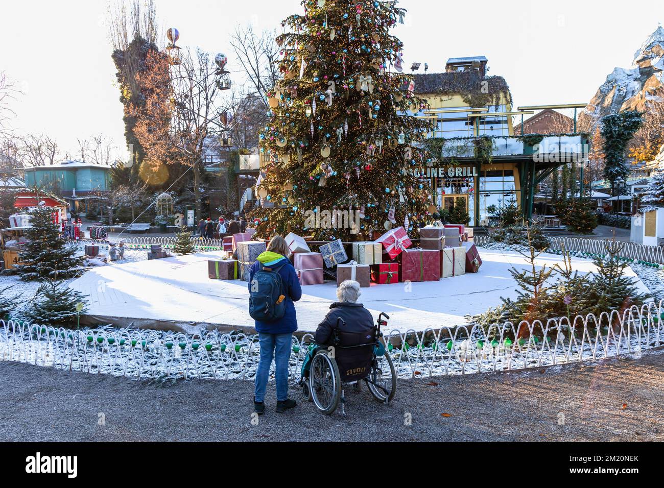 Kopenhagen, Dänemark - 8. Dezember 2022. Schöner hoher weihnachtsbaum ...