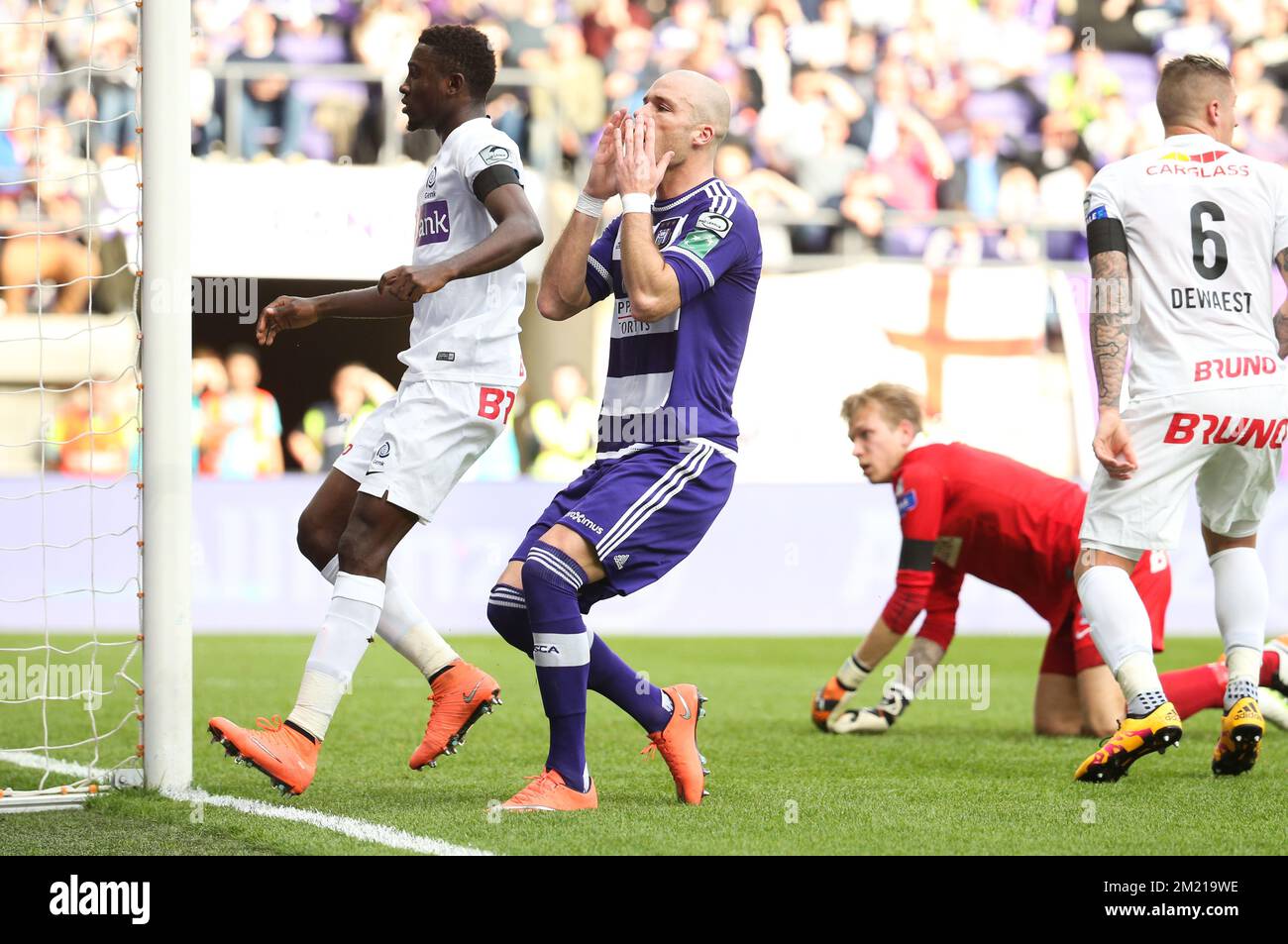 Anderlecht's Bram Nuytinck sieht beim Jupiler Pro League-Spiel zwischen ...
